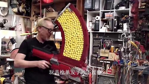 玩具枪单发子弹不过瘾?牛人自制1000发连环枪,发射的瞬间太霸气