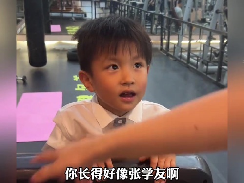 那些撞脸的路人不能说长得像简直是一模一样啊!撞脸撞脸只能说一摸...