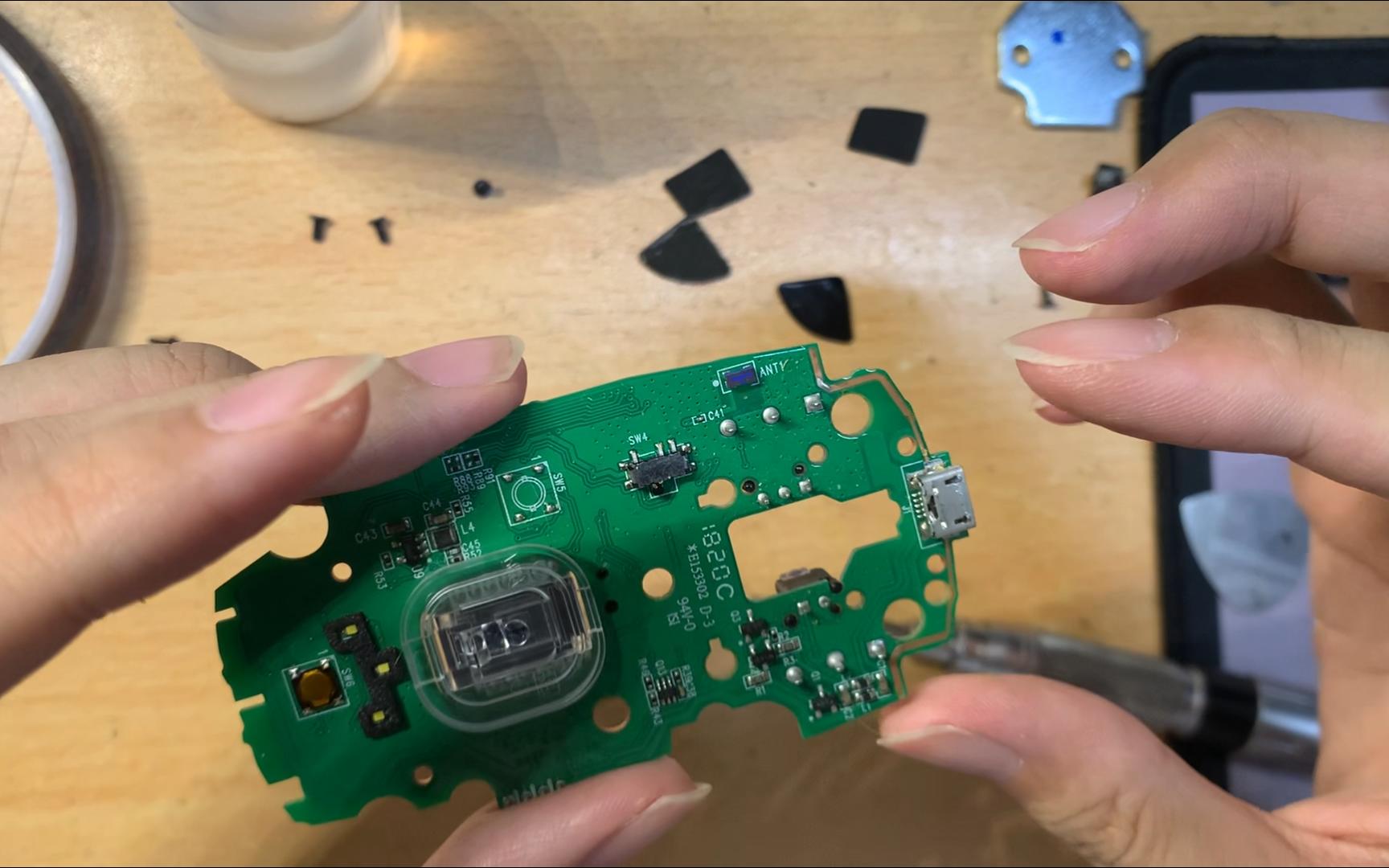 「咩维修」将罗技Anywhere2s鼠标的微动换成雷蛇的欧姆龙绿点