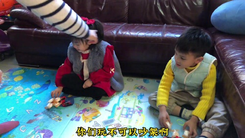 挠脚心搞笑视频,狡猾的熊孩子欺骗妈妈玩拍纸牌然后输了的挠脚心