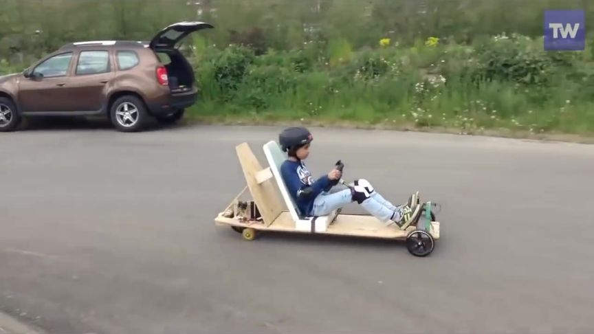 小孩自制一辆可以开的小车,看起来很简单,邻居都夸聪明