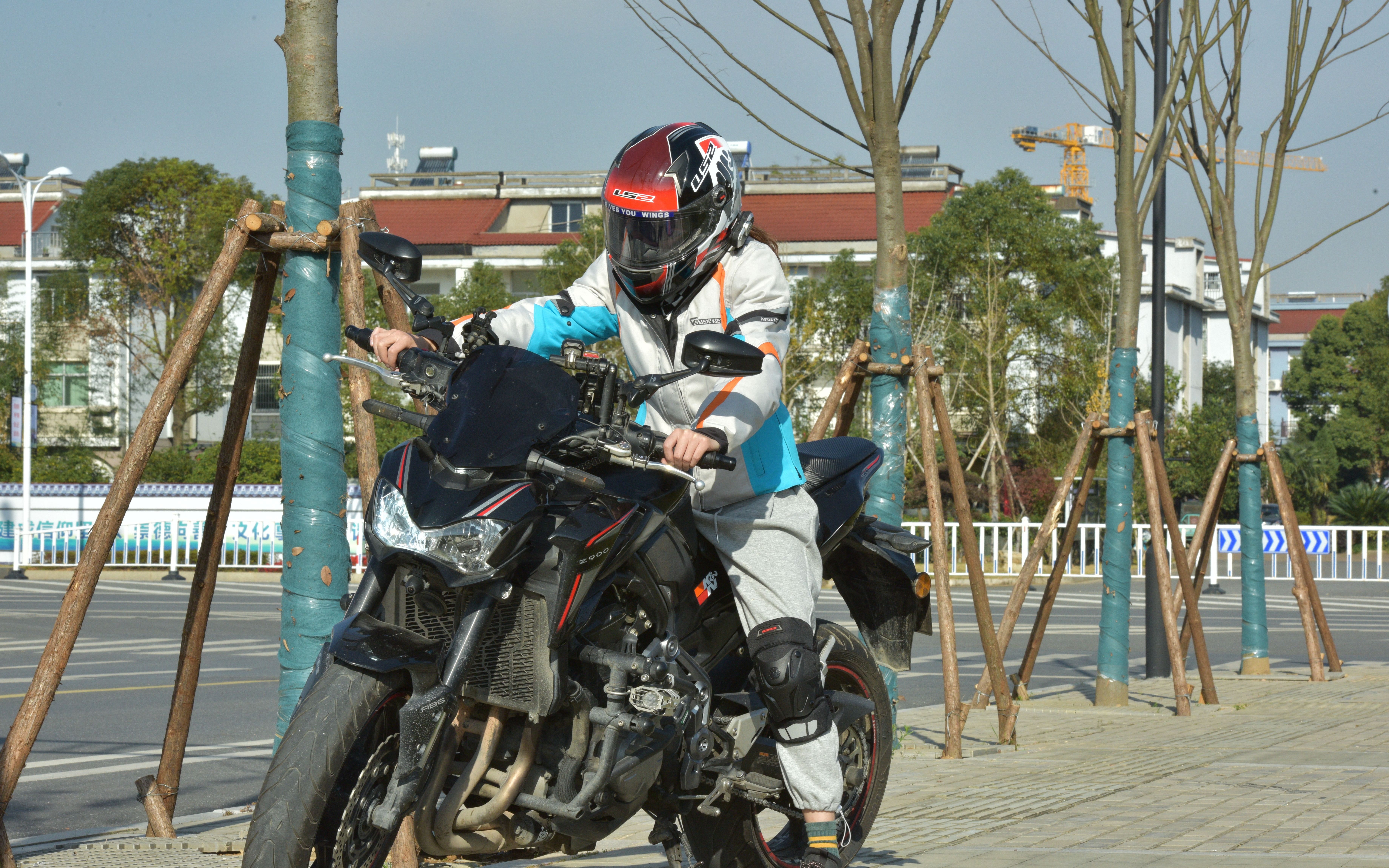 川崎z900摩托车更换火花塞和KN高流量空滤空气滤芯操作流程