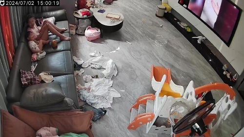 妈妈不在家,跟着姐姐在家里还是蛮乖的!看看电视!