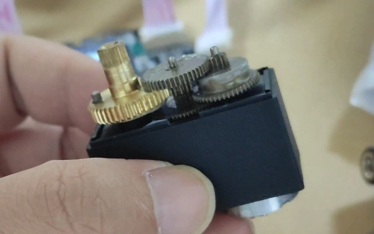 拆一个舵机,给大家看下内部构造,简单讲下原理