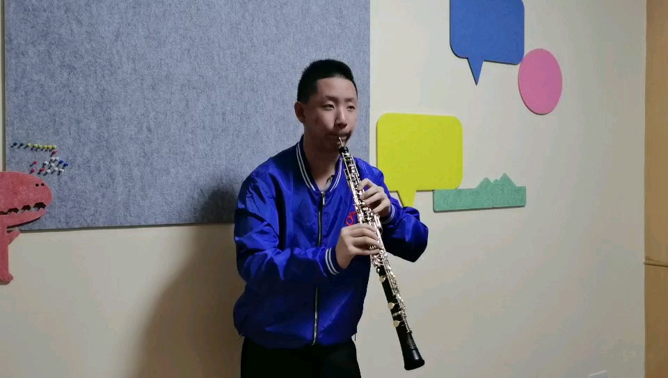双簧管之声俱乐部初三会员张弘弦演奏的《红旗颂》独奏片段不亚于...