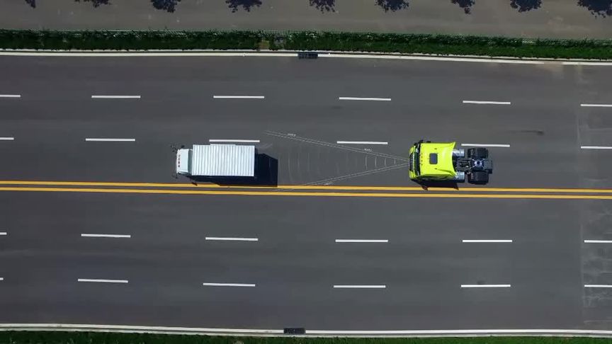 紧急情况自动刹车!大卡车的自动紧急制动系统了解下!#重汽卡车