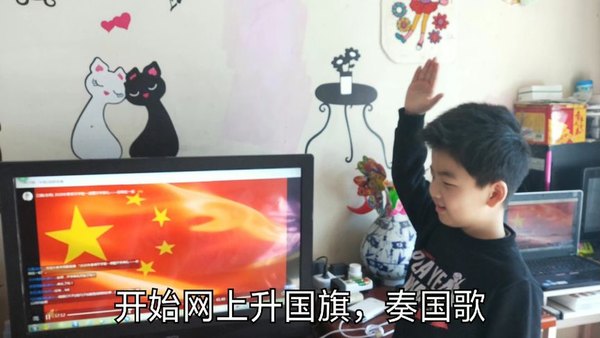 硕硕开学了,网上第一课升国旗!怎样在电视上用钉钉看直播?