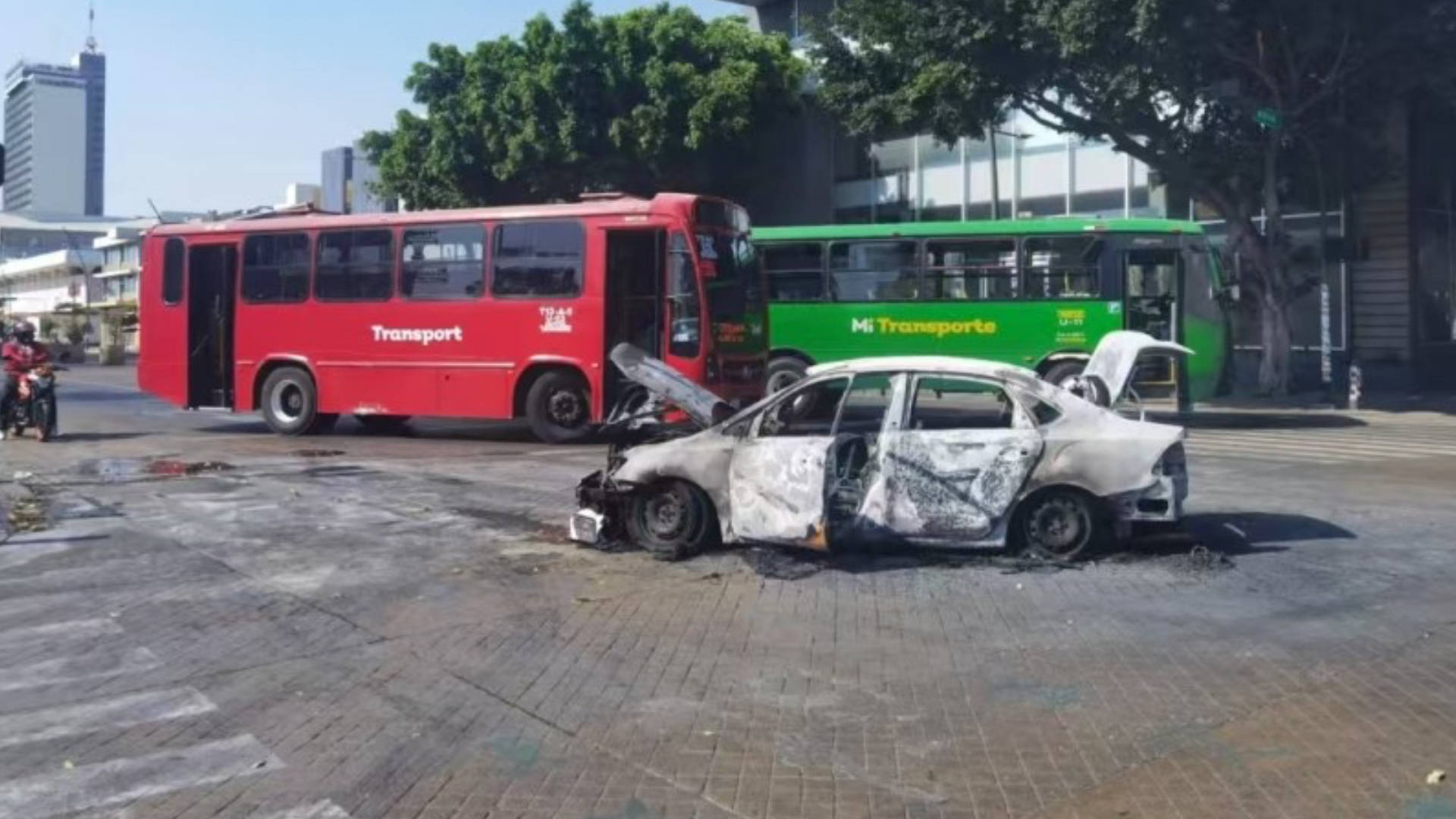 墨西哥大毒枭被杀后引发疯狂报复!烧车封路、袭击银行,中国游客:吓得...