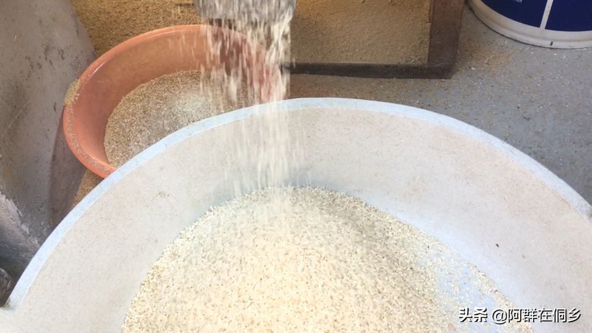 农村里过着自给自足的生活,稻谷变成大米的过程,你们有见过吗