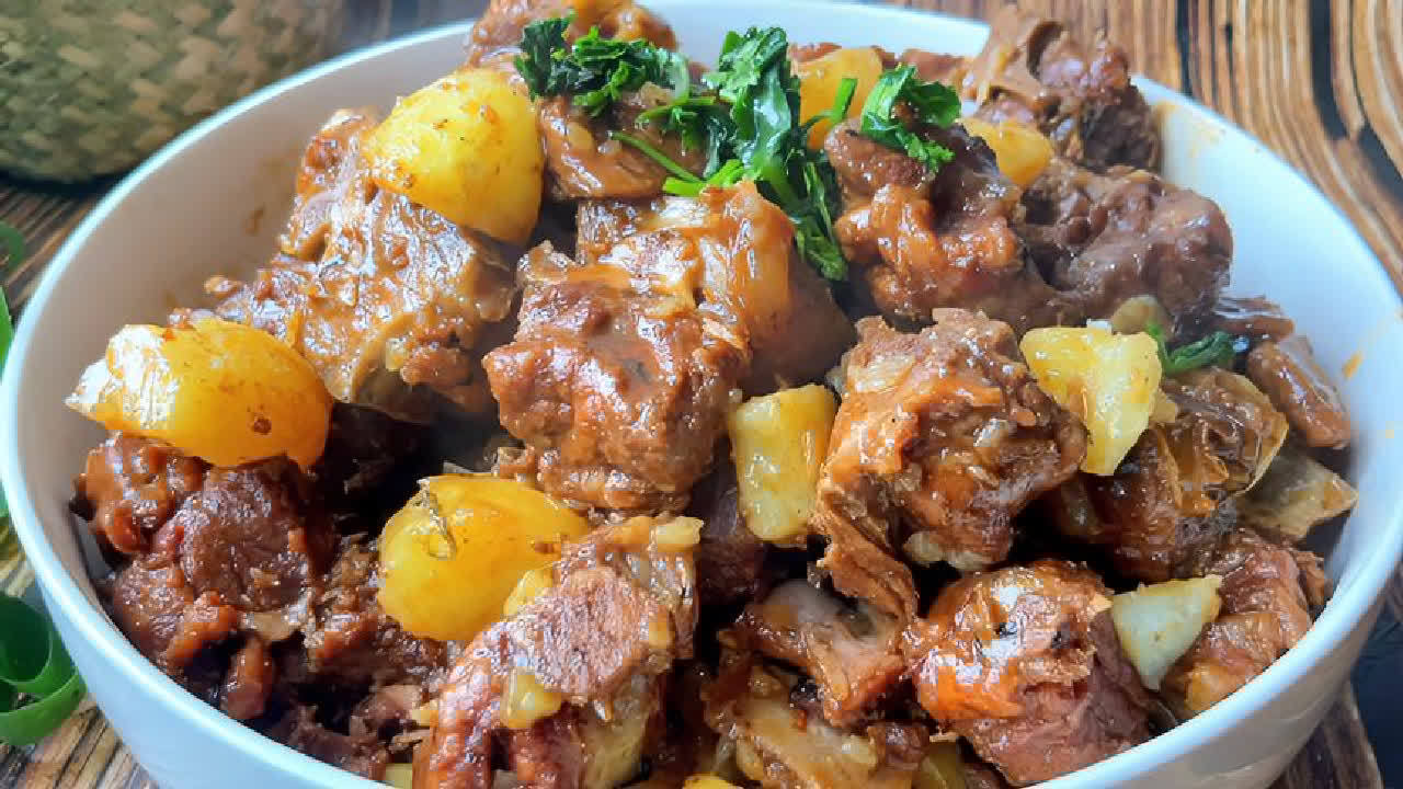 家常土豆炖排骨土豆软糯排骨软烂入味,一上桌全家抢着吃