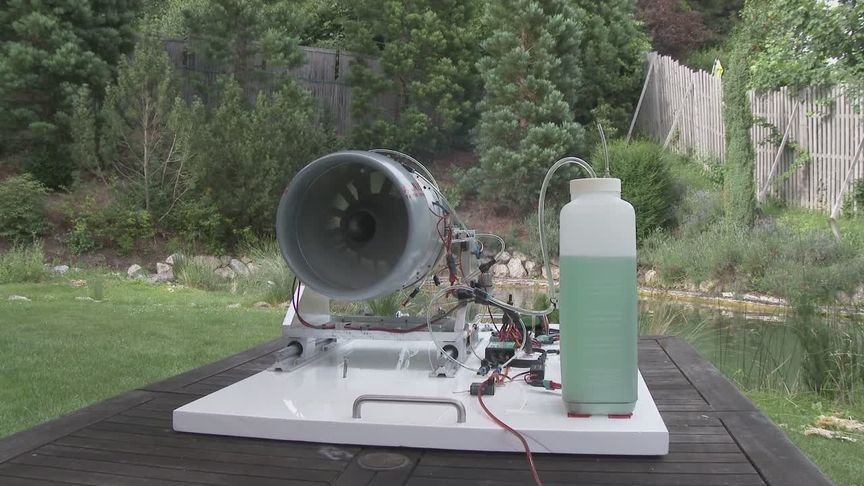 强大的飞机发动机模型测试,树木全部被吹动了,力量爆灯