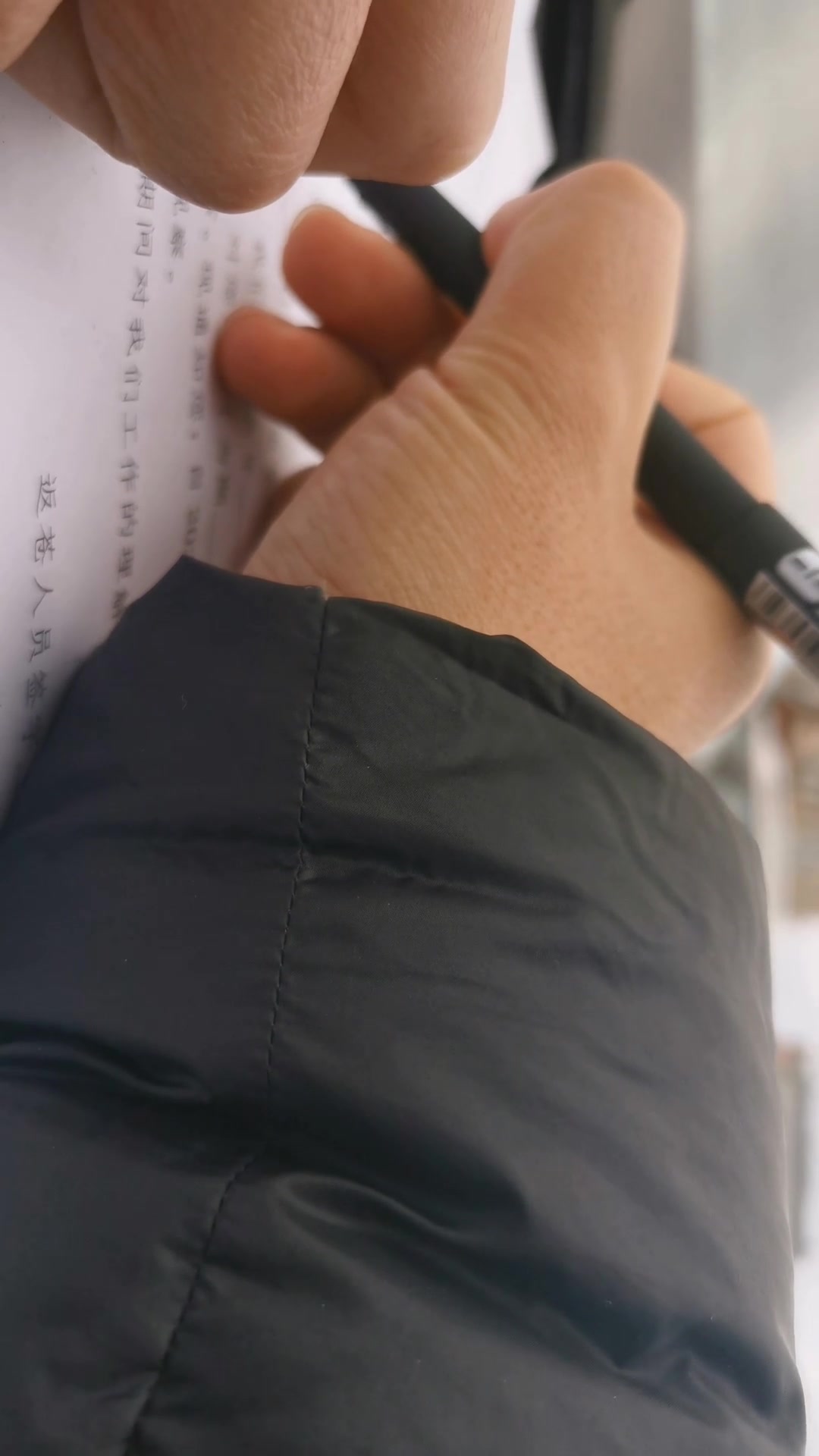 今天政府派人来:给我签解除医学观察隔离确认书!顺便还来了个征兵咨询!