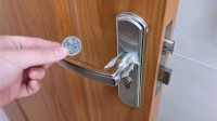 家里门被反锁打不开?别着急请开锁师傅,只需一枚硬币,一秒打开
