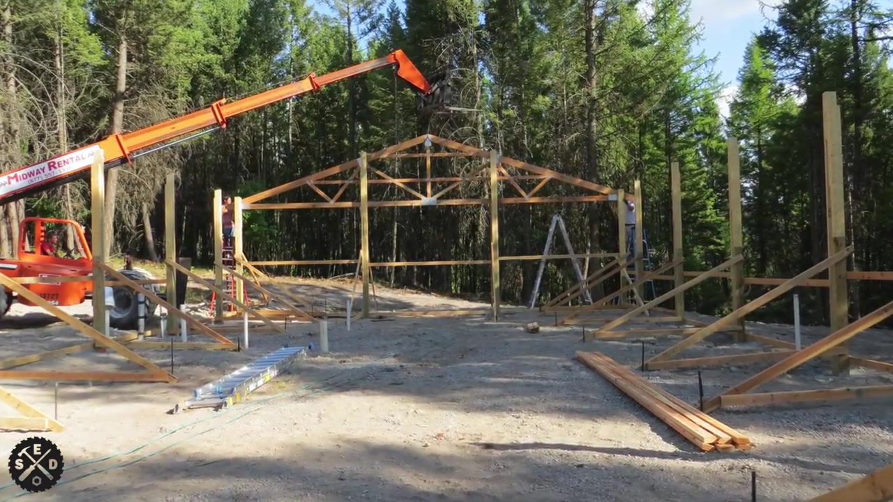 【谷仓房子】 第六集 设置桁架上杆(Building A Pole Barn House) ...