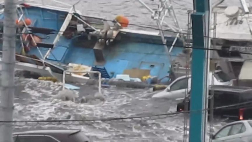日本海啸爆发,海浪冲击了岸边的渔船,这大自然现象有点不可相信