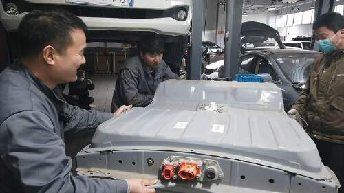 惊呆!车主竟自带电池来修车?新能源维修现场直击