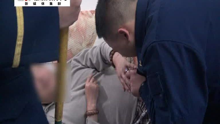 戒指卡住老人手指:戴戒指要注意 切忌试戴不合适的戒指