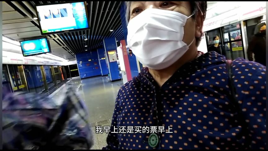 重庆老年卡恢复使用,老人拿着免费卡却掏钱买票坐轻轨,为什么呢