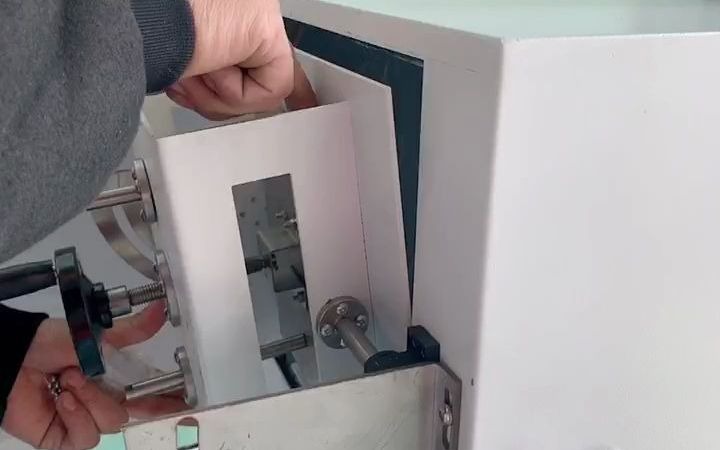 耐碎石冲击试验机—— 功能更全面,价格还更低!上海徽涛!