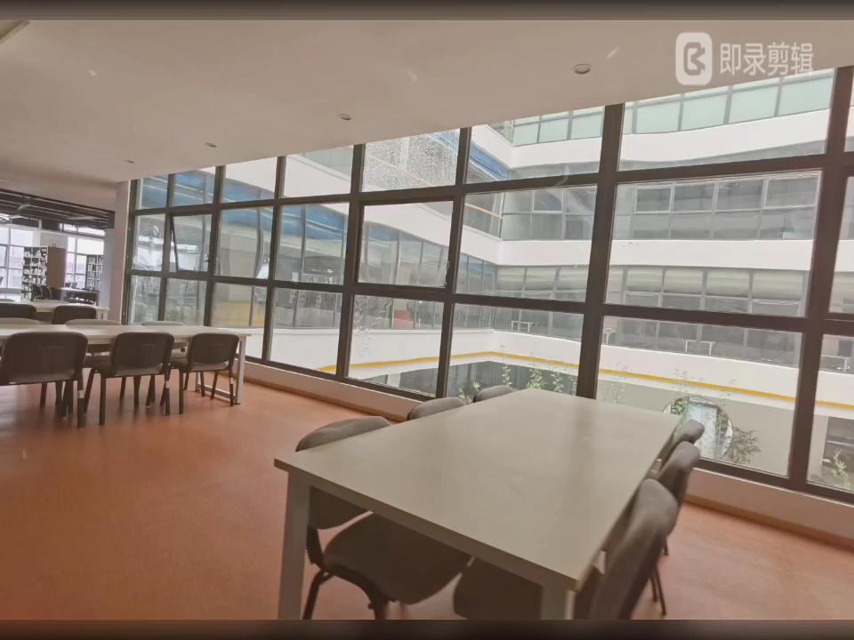 阳光洒在书桌上,翻动书页,扬起一片灰尘,在阳光里跳跃;窗外影影绰绰,...