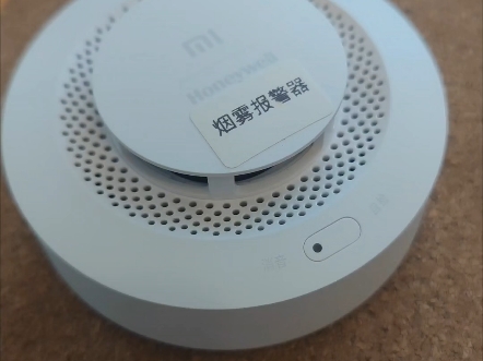 开民宿的千万不要买小米烟雾报警器,他这个app端显示100%电量,实际...