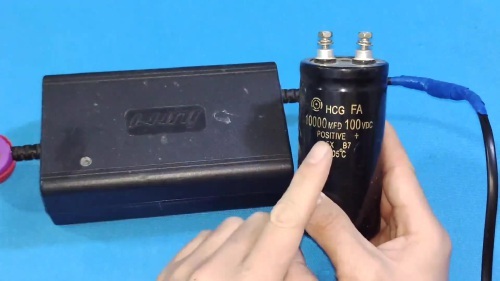 才知道,把电容接充电器上,立马就能做一个电焊机,用着太方便了