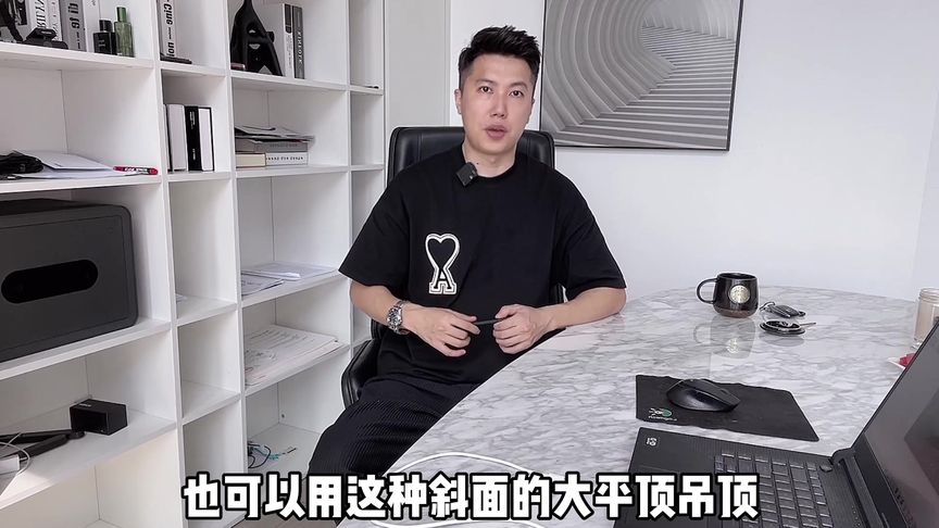 壹江郡的客厅和阳台打通后,阳台的横梁可以用斜面吊顶来隐藏