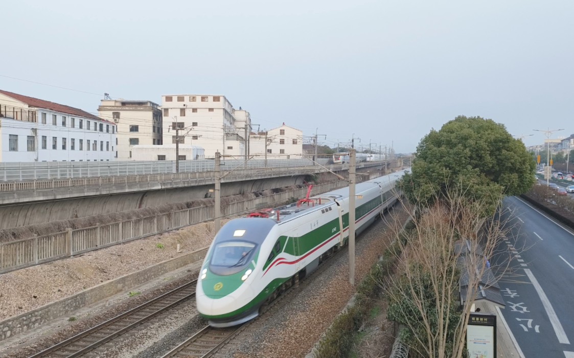 【中国铁路】三车交汇!第三代长编CR200J担当D216次列车通过苏州...