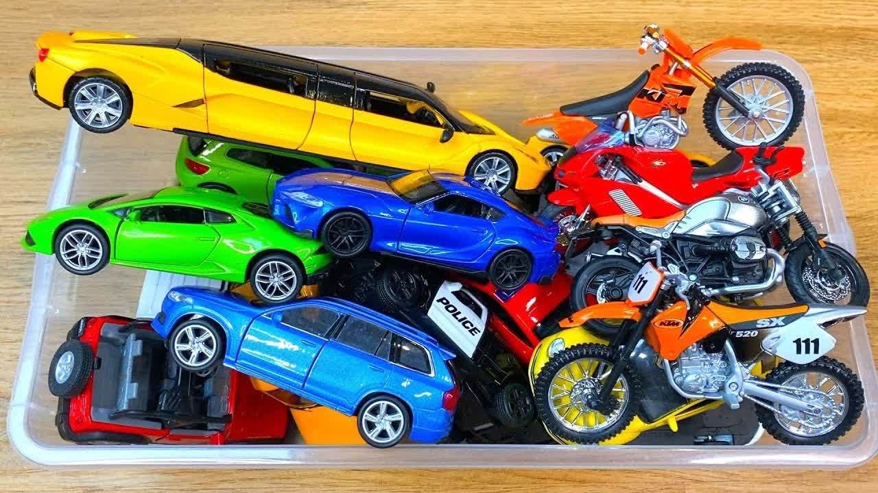 豪华轿车和摩托车模型玩具展示