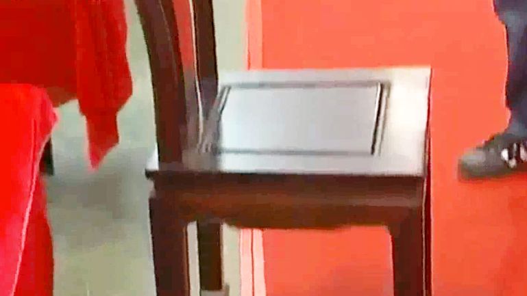 大伯12年前买的红木家具,如今价格竟翻了近20倍,估价20万以上