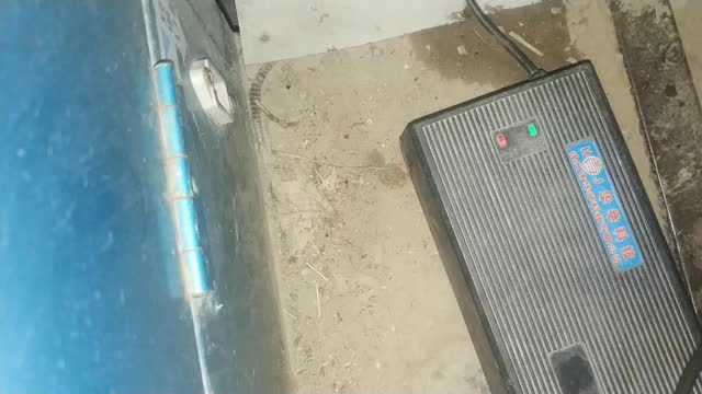 自家电动车插上充电器,不变红灯不进电,这里.