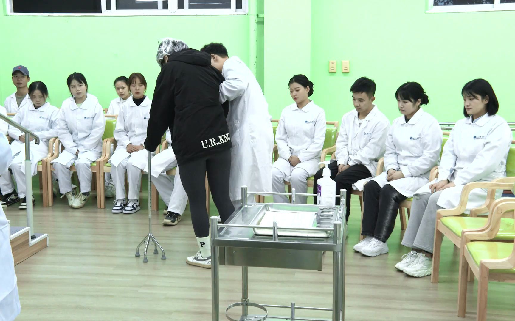 协助老年人使用拐杖——四川长江职业学院老年护理思政示范课