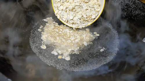 开水一烫,燕麦逆天吃法!3分钟搞定营养早餐,香到舔碗底
