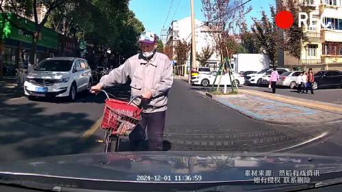 大爷推车撞上私家车,司机原地吓傻不敢动!