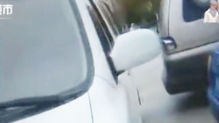 城管执法车“封堵”违停车辆22小时,私家车开不出,这合适吗?
