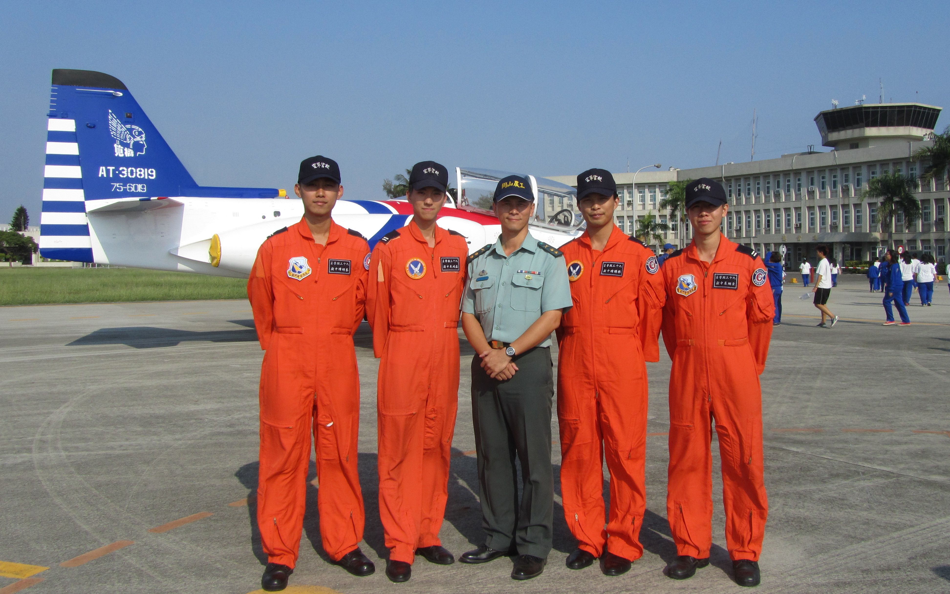 飞行员的成长历程 简柏丞是怎样挂上飞鹰勋章的