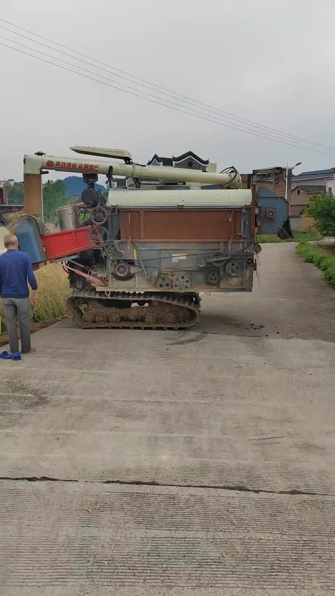 太精彩了,铁牛下高坎,来围观油菜籽收割机楼梯下田收割油菜籽。#...