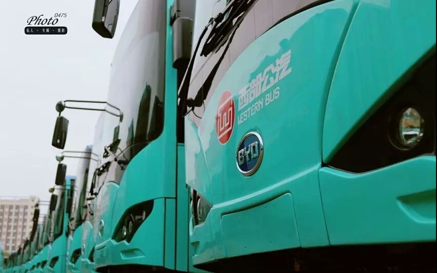 年度大片出炉:数千辆比亚迪纯电动公交车整齐停放似高铁