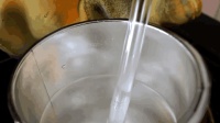 密封环境下的一氧化二氮, 在液氮中是这副模样, 有点不敢相信