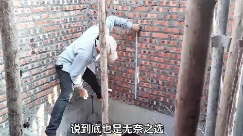 男人不顾劝阻,自己动手给自家房子做楼梯支模,看他的手工如何吧