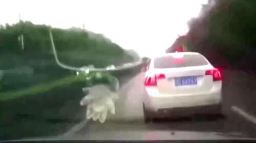 行车记录仪:沃尔沃不断别车,真把自己当豪车,以为不敢撞你吗?