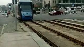 国内为数不多的有轨电车,和公路平行铺设