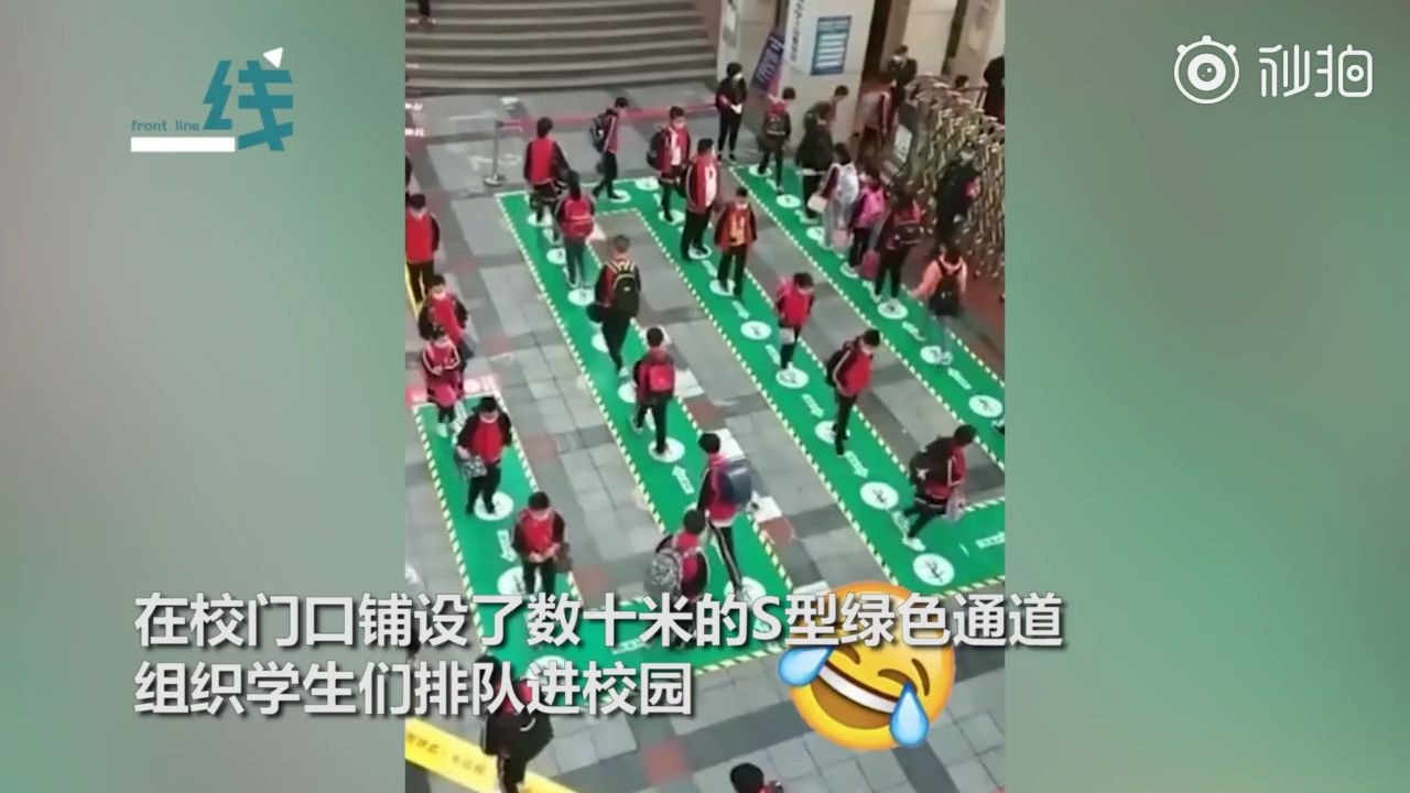 超可爱!重庆小学生开学贪吃蛇式蹦进校园,乖的不得了