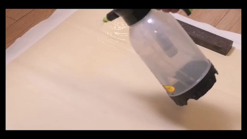 泼墨泼彩将色与墨相融相汇,将半抽象与写意的具象画法融为一体