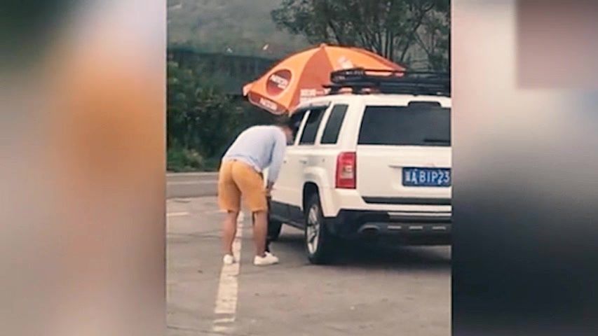 路边碰到一个奇葩,居然用打气筒给汽车打气