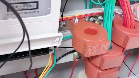 三相四线带电表互感器接线