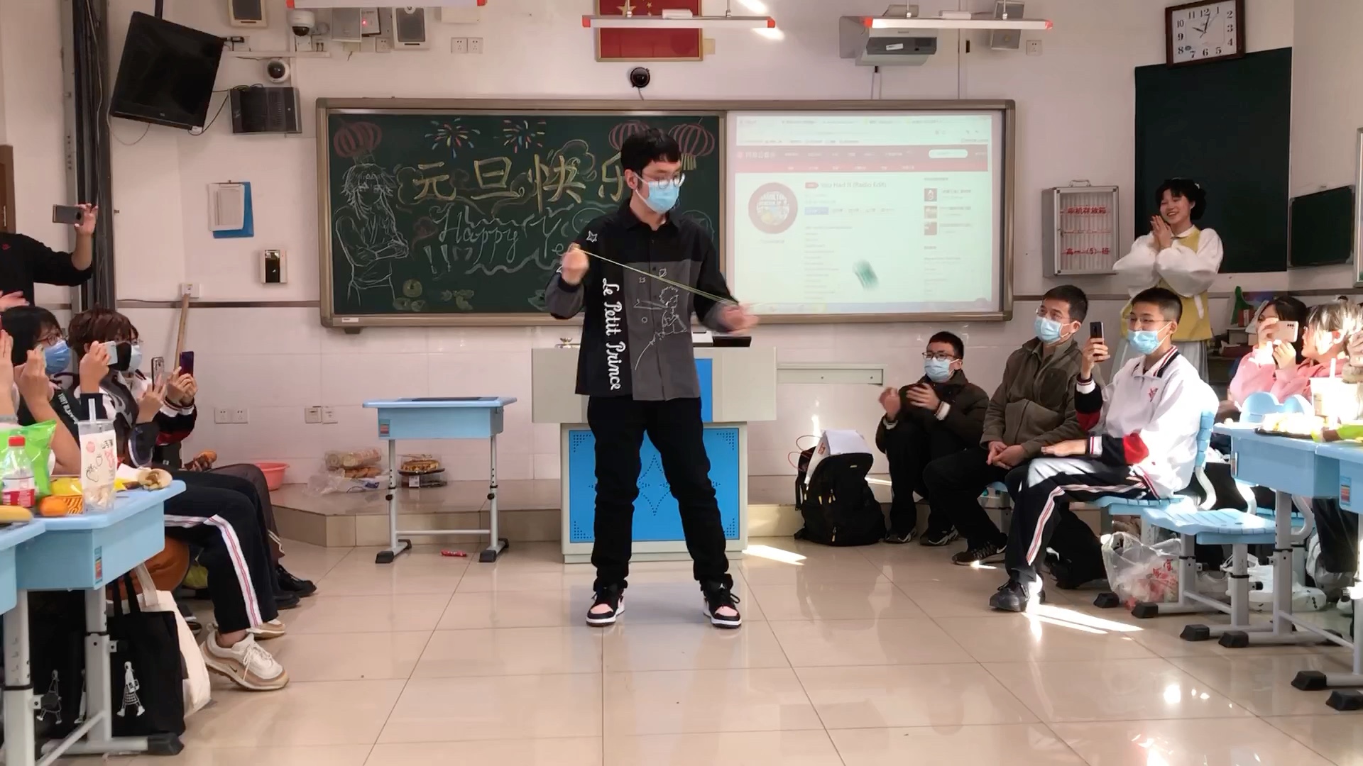 老师说如果这个视频火了,就去校长办公室给校长表演