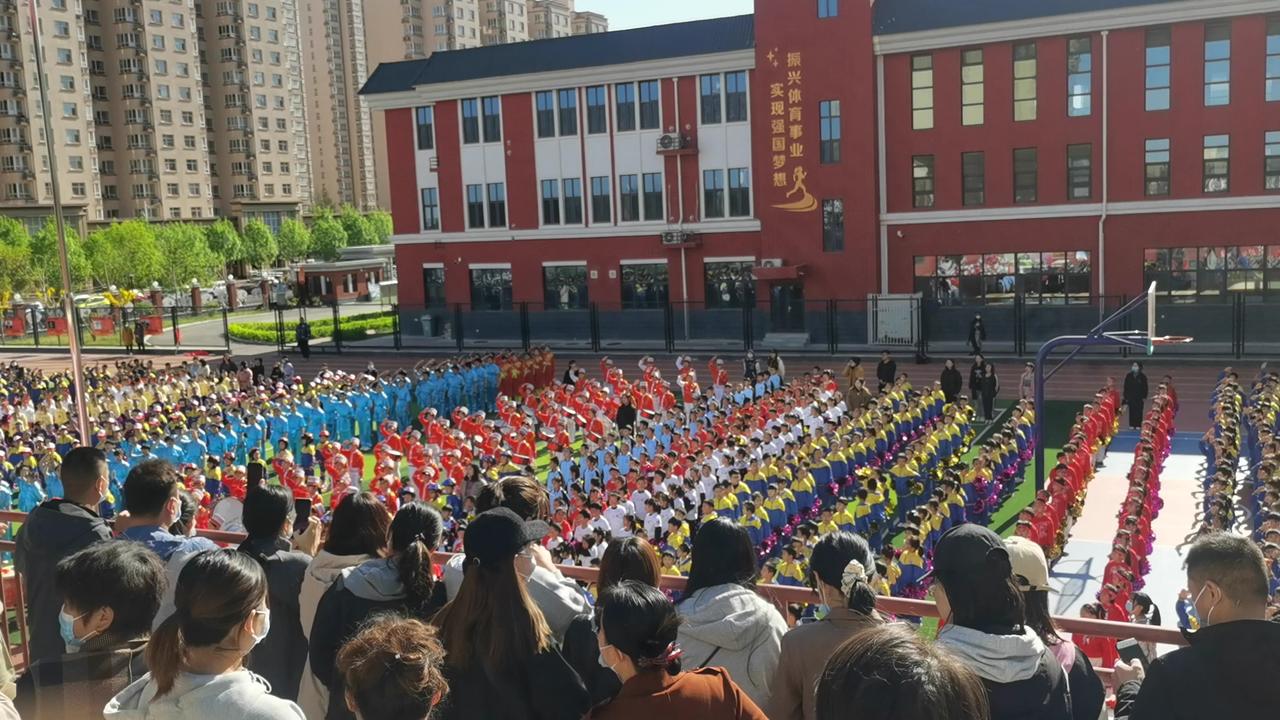 临海路小学运动会开幕式,升国旗奏国歌!