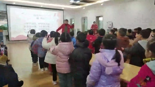 幼儿园寒假前的家长会,热烈氛围令我想起自己学生时代的那种尴尬感