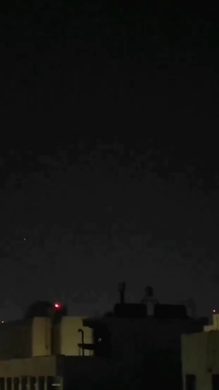 德黑兰最新画面:伊朗防空奋力击落来袭导弹,首都传出巨大爆炸声 #以...